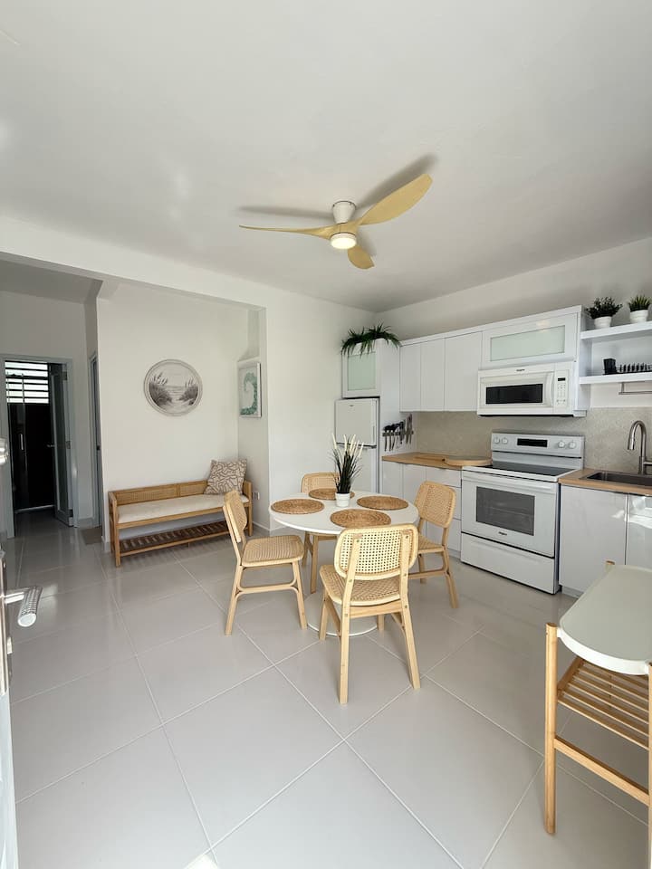 Charming Haven - 2br/1ba-walk To Beach/restaurants - San Juan