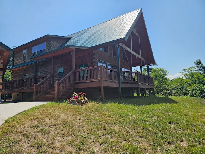 Luxurious 2300 Sqf Cabin. - White Pine, TN