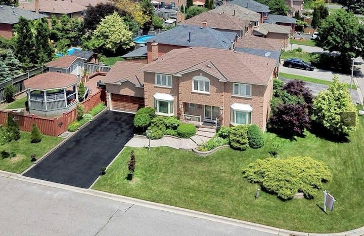 Large Detached Spacious Home Near School - Oshawa
