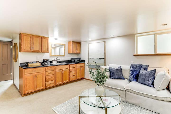 Walk To Lake | Near Downtown | Parking + Laundry - 시애틀