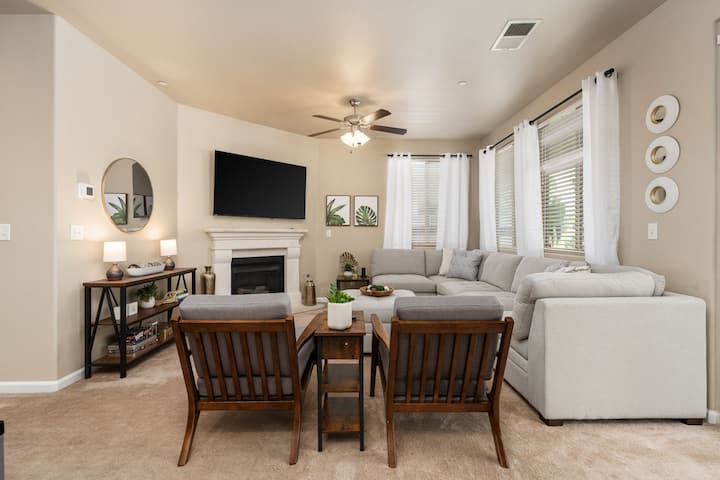 Cozy Clovis Gem! - Clovis, CA