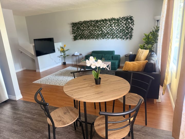 Cozy 4br | Near Park & Downtown - Lethbridge