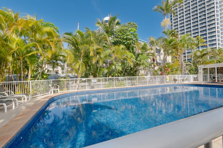 Broadbeach Retreat | Pool, Tennis, Walk To Beach - 브로드비치