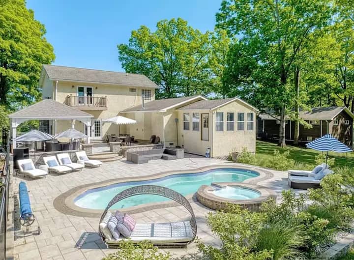 Enclosed Yard W Hottub & Firepit. Fireplace - Rhinebeck, NY