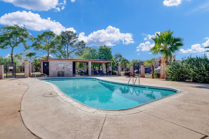 Cozy Pet Friendly Townhome W/ Pool - Tucson, AZ
