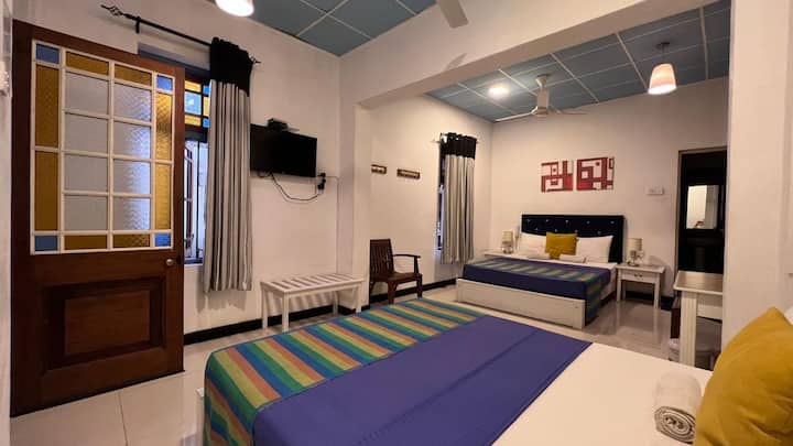 Room For 4-10min Walk To Station - Kandy