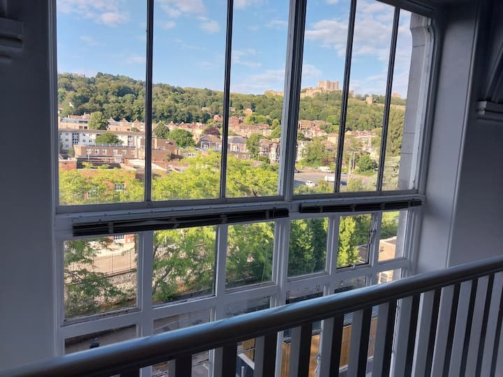 Gothic Charm In Historic Dover - 多佛爾