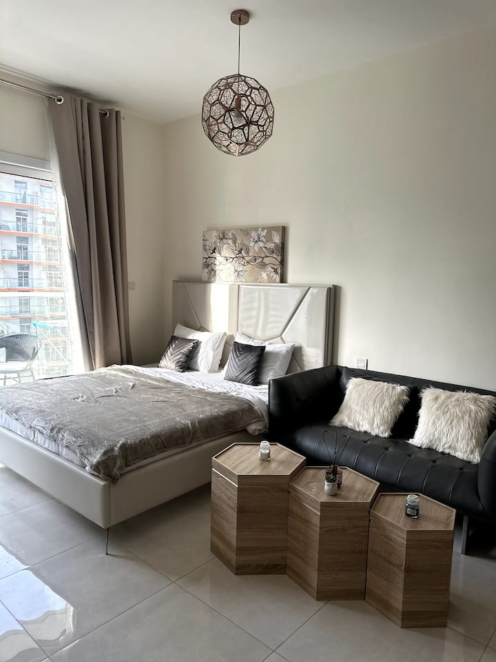 Modern Cozy Studio W/ Balcony & Views | Ag Tower - Dubai