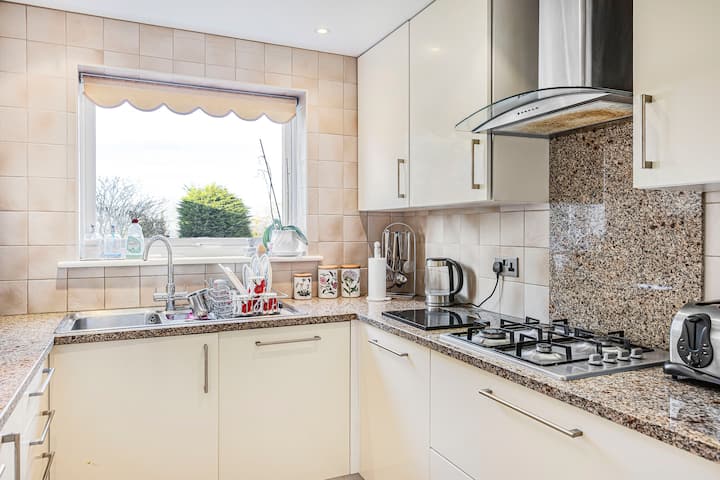 3 Bed Apartment In Bushey - Watford