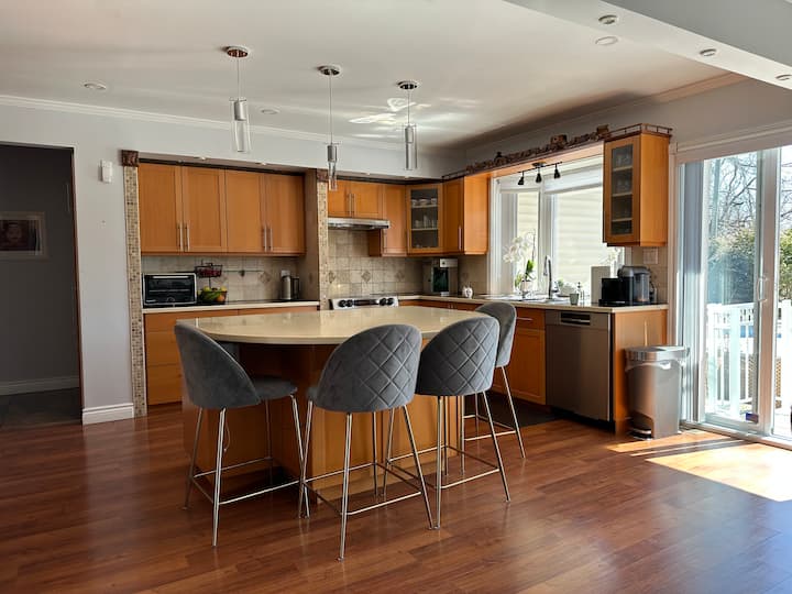 Montreal Stunning Home 3 Bedrooms, 3 Bath & Pool - Pointe-Claire