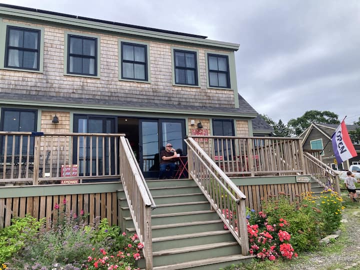 Waterview Apt Over Coffeeshop - Portland, ME