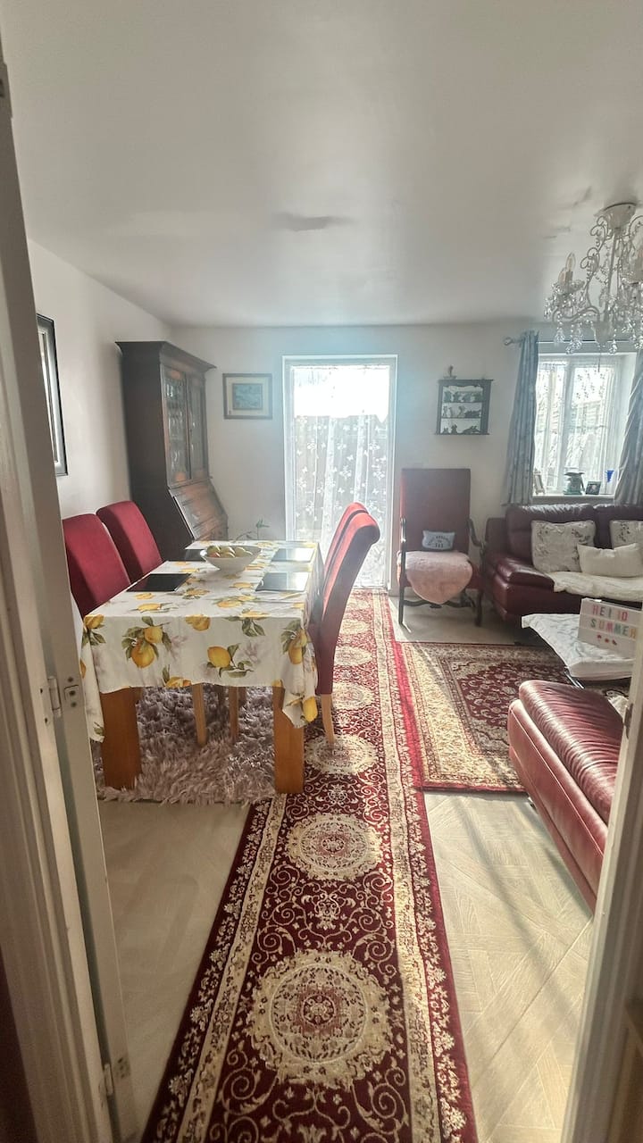 A Lovely Home, Comes With A Cat - Banbury
