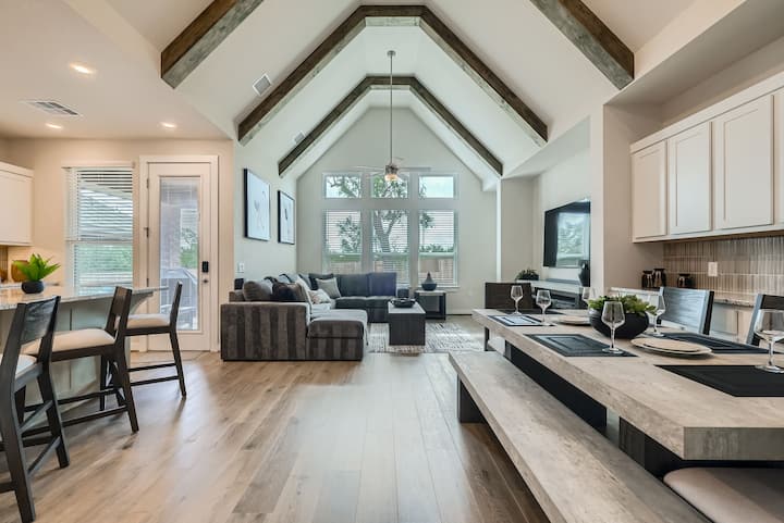 Luxury 4br Home 4 Min Drive To Texas A&m W/ Deck - San Antonio, TX