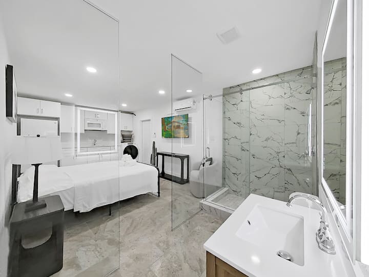 The Hideaway Guesthouse - Tampa, FL