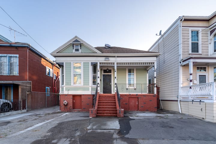 Spacious Victorian Home + Mins To Sf + Parking - San Leandro, CA