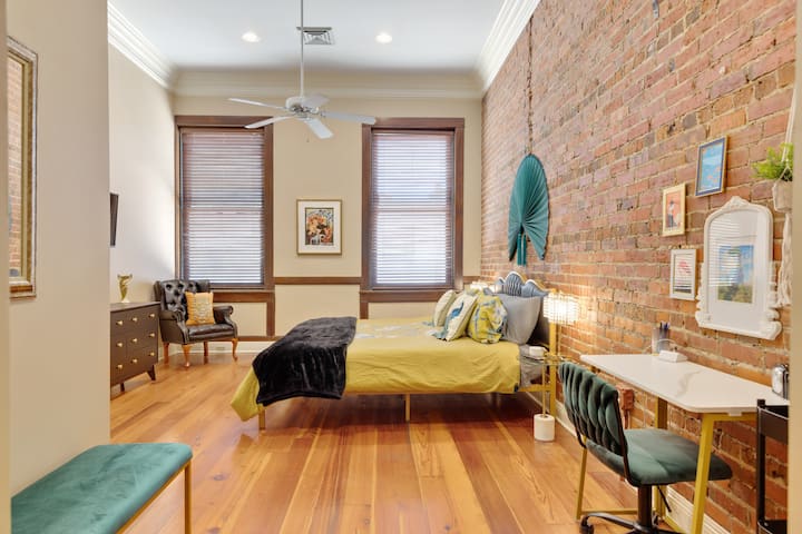 Speakeasy Loft | 1920s Style W/gated Parking - CAJUNDOME & Convention Center