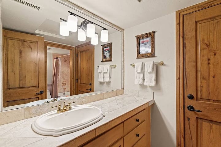 2/2 Condo, Aspen Core, Pool, Hot Tub, Ski/in! - Aspen