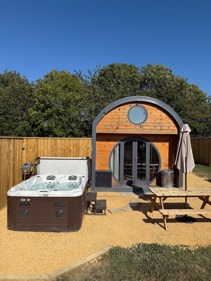 Stan's Luxury Pod With Hot Tub, Nr Bristol Airport - United Kingdom
