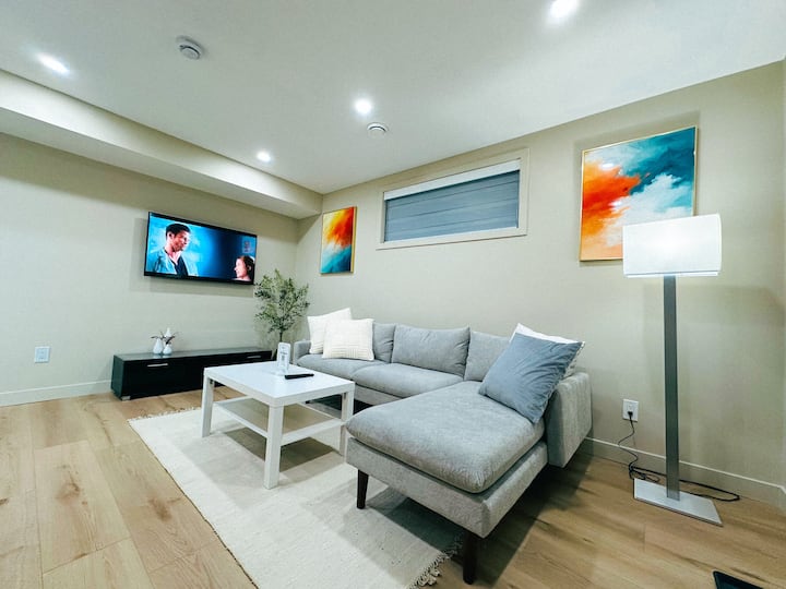 Modern Walkout | Private Backyard | Cozy | Quiet - Calgary