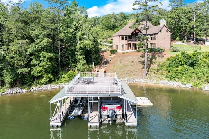 Lakefront Estate W/ Party Dock 5br/4ba 5700+sqft - Gainesville, GA
