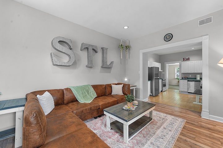 Cozy Getaway | King Suite, Fire Pit & Fun+ - St. Louis, MO