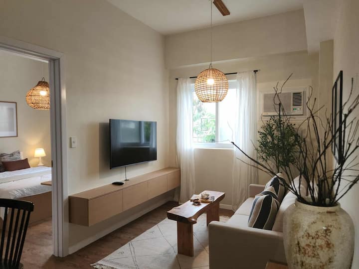 Spacious Resort-condo By Airport - 