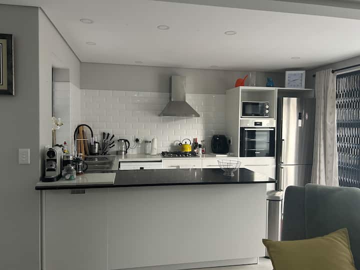 Walk To Beach, Modern Apartment - Kaapstad