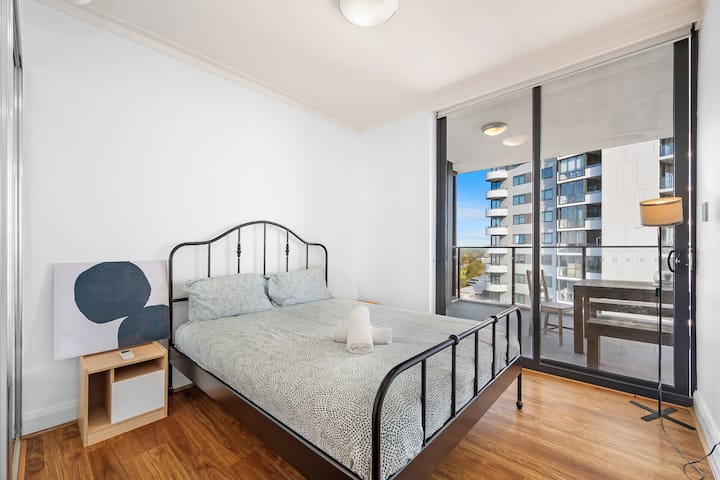 Urban Oasis: Stylish 2br With Park Views In Rhodes - Auburn