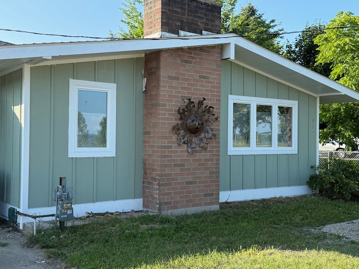 Charming & Fully Renovated Home - エルク・ラピッズ, MI