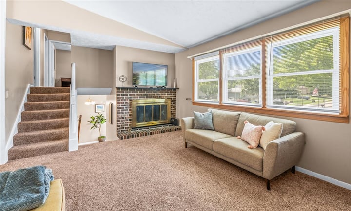 Quiet 4br W/ Huge Yard - Omaha, NE