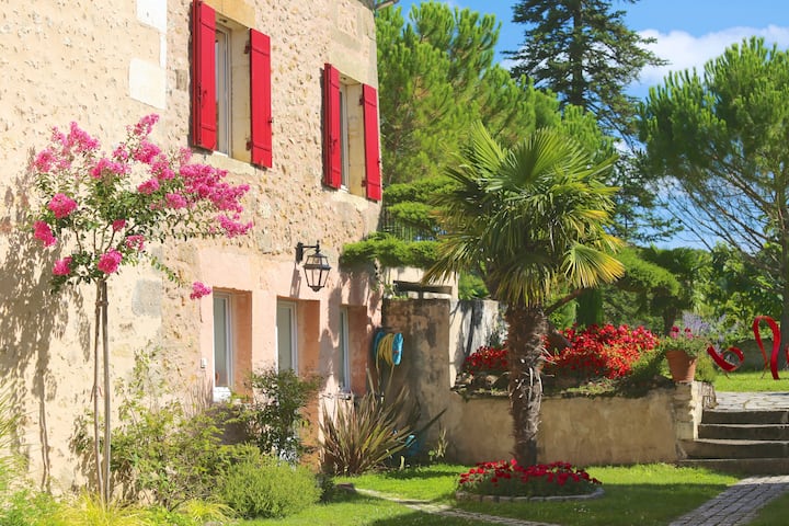 Maison Olivier – Terrasse Et Confort Chaleureux - Nontron