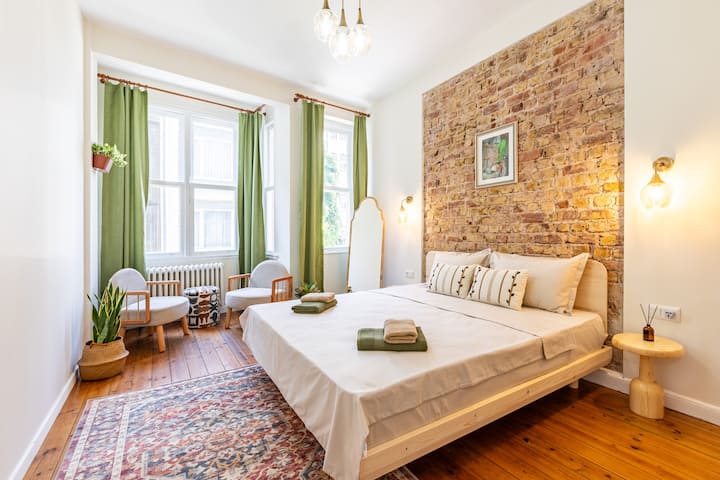 Timeless 2br Galata Apt W/ Cozy Living Room, Ac - イスタンブール