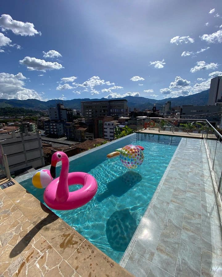 Stylish Stay W/ Rooftop Pool , A/c & Kitchen - Medellín