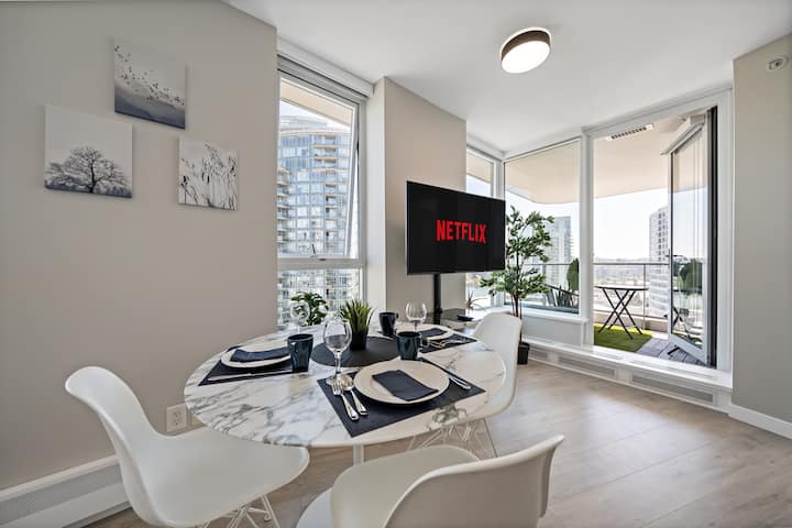 "New"stylish Condo W/ Views+pool - Vancouver