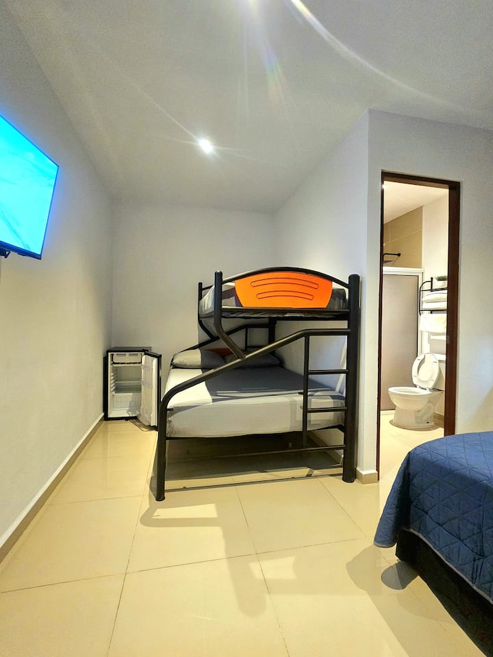Family Room For Up To 5 People Near Market 28 - Cancún