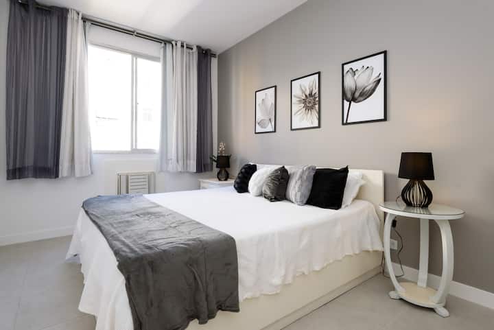 Copacabana, Entre La Plage Et Le Métro. Parking! - Brazil