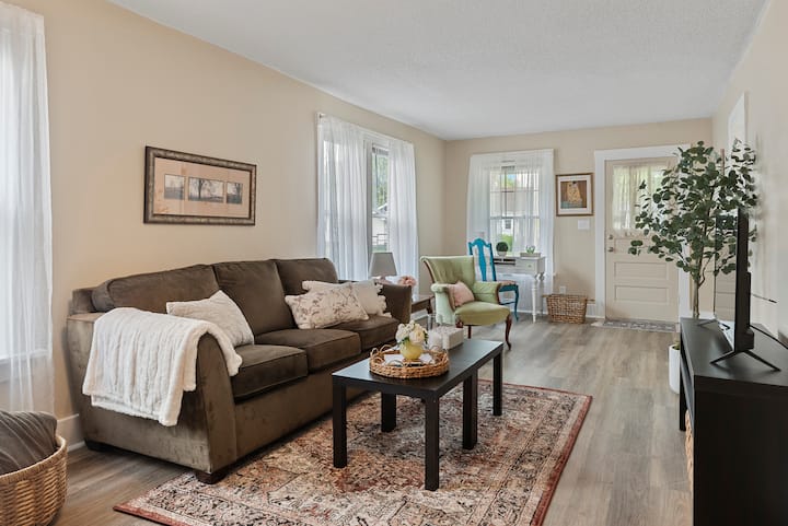 Bright & Fresh - Newly Renovated, 2 Car Garage - Springfield, IL