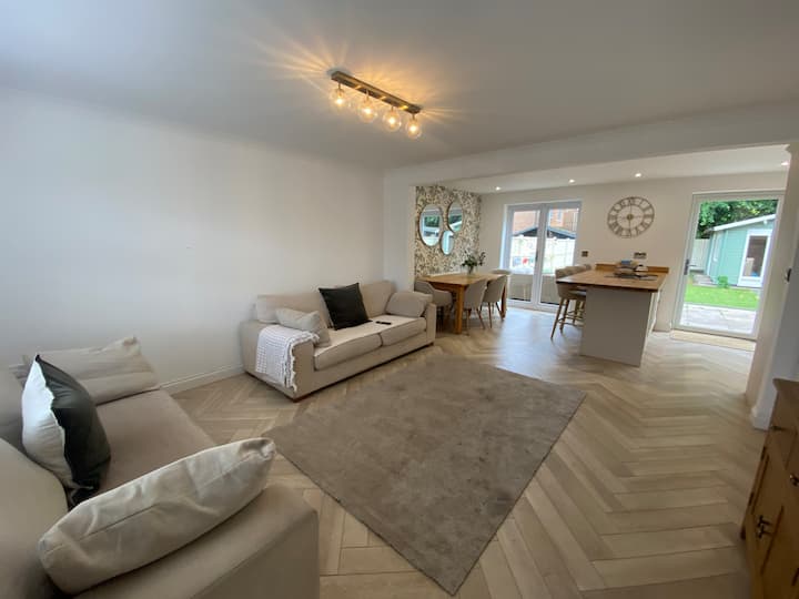 Silver Stag Properties Large 4 Bed + 3 Bathrooms - Loughborough