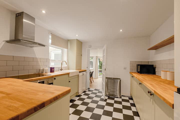 New! Trendy 3br Forest Gate Home W/gardn+parking - Ilford