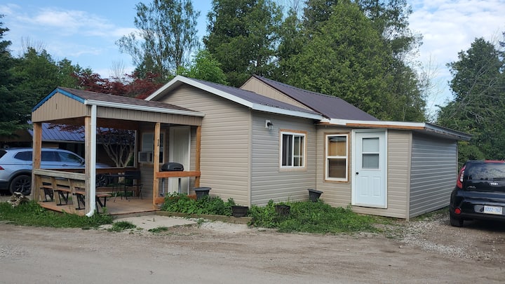 Cottage 1, 1 Bedroom + Couch Bed +  Large Area - Port Elgin