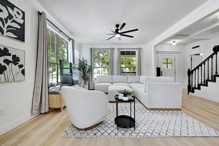 Hot Tub • Walk To Rainey & Downtown • Sleeps 14 - オースティン, TX