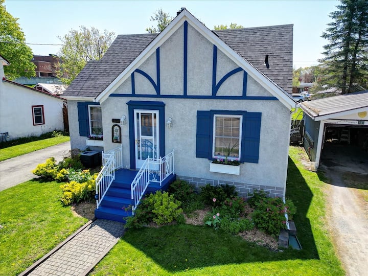 Campbellford Home With A Garden Oasis - Campbellford
