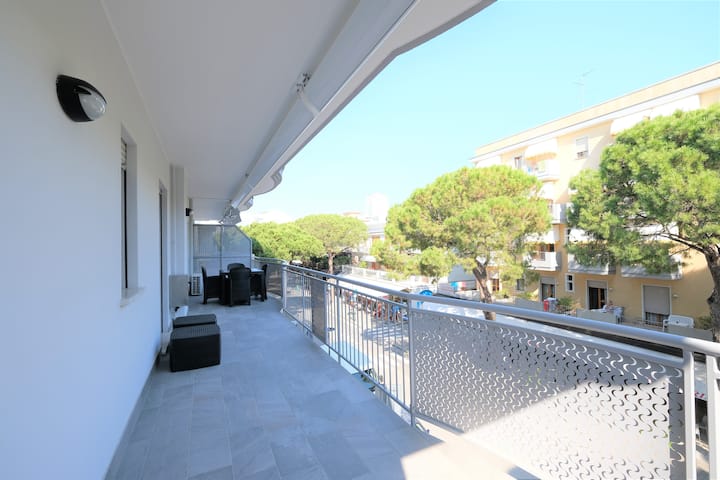 Ampio 2 Camere Vista Via Bafile - Jesolo