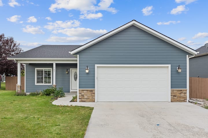 Central Kalispell Family Retreat W/ Big Backyard - Kalispell, MT