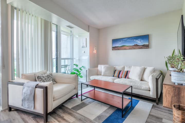Chic 1br+den Condo | Fast Wifi & Free Parking - Toronto