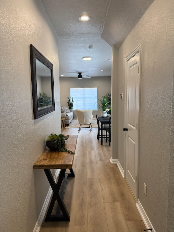 Fully Renovated 3/2.5 Duplex - Fairview Park, Sherman