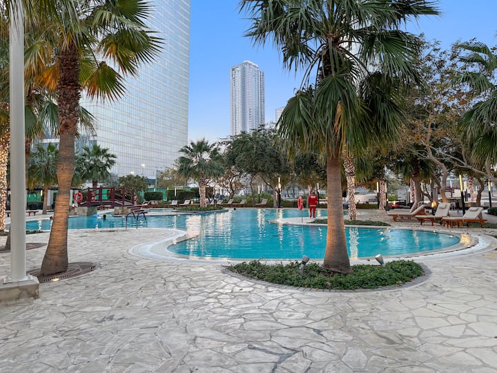 Experience Grandeur: Amazing Views, Pool & Gym - Abu Dhabi