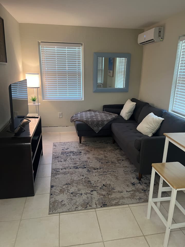 Unit B-freshly Remodeled 1/1-close To Everything! - Lake Worth, FL