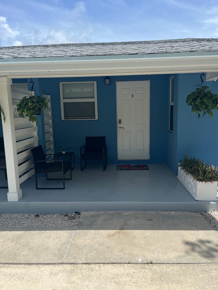 Beautiful Remodeled 1/1 - Close To Everything! - Lake Worth