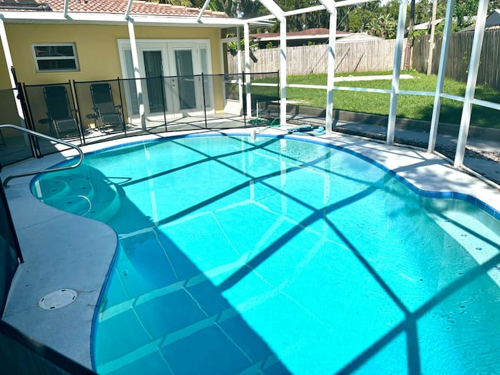 Clearwater Relaxing Pool Home 10ppl - Clearwater, FL